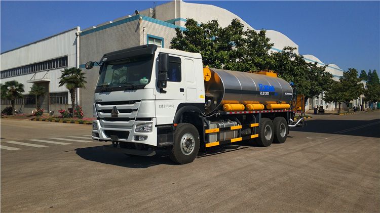 XCMG manufacturer 4*2 4000l small asphalt oil distributor truck XLS403 ...