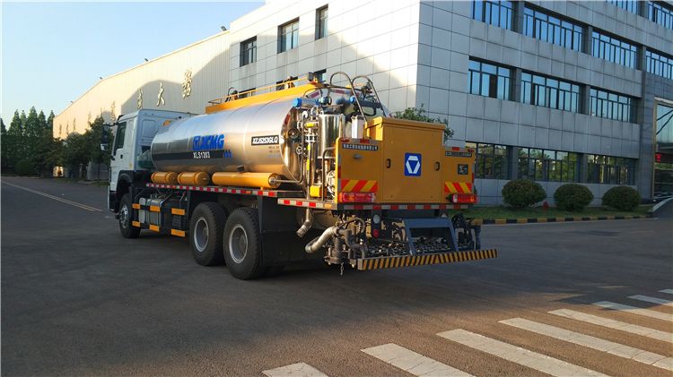 XCMG manufacturer 4*2 4000l small asphalt oil distributor truck XLS403 ...