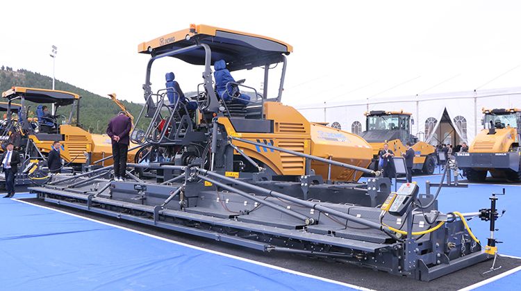 XCMG 12.5m asphalt paver machine RP1253 full hydraulic drive road paver ...