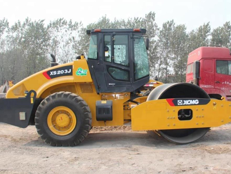 XCMG 20 ton XS203J Chinese vibratory roller compactor, MACHMALL