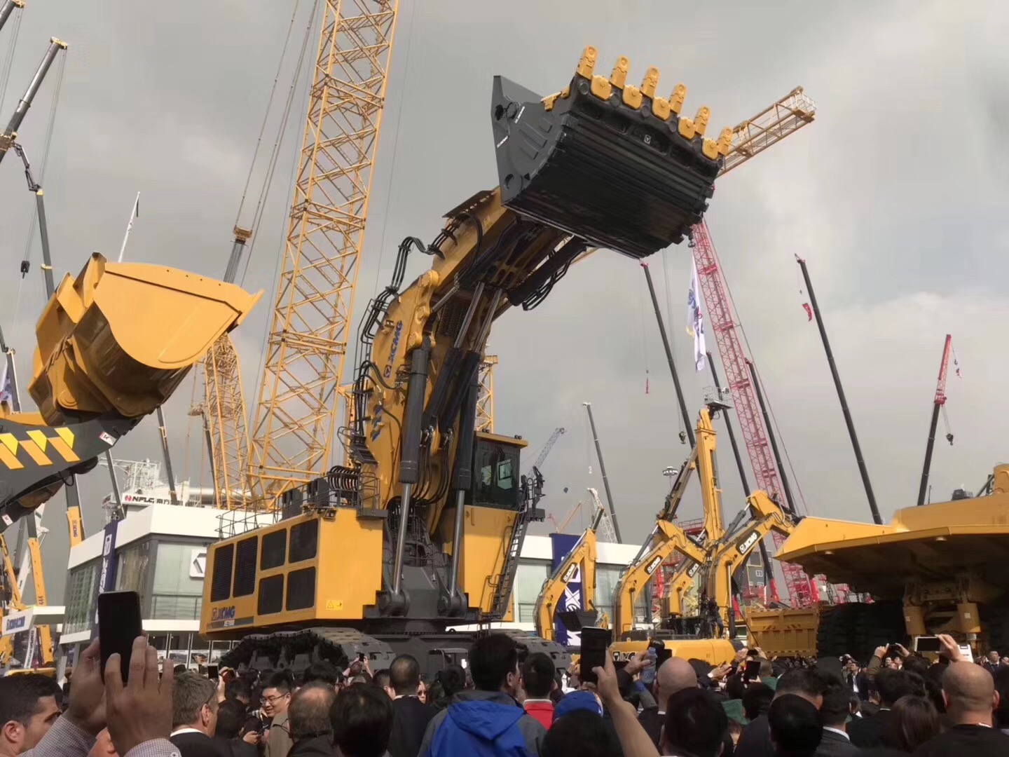 XCMG Official 700ton Mining Excavator XE7000 for sale, MACHMALL