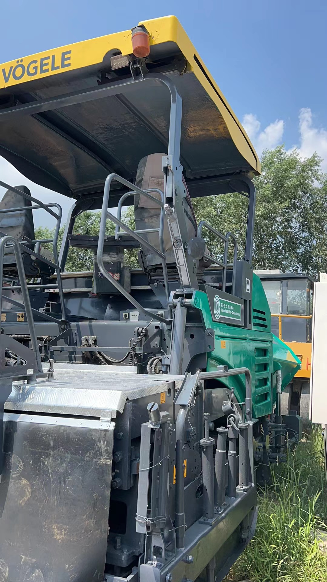 VOGELE S1880-3L Used paver laying machine 10m concrete road asphalt ...